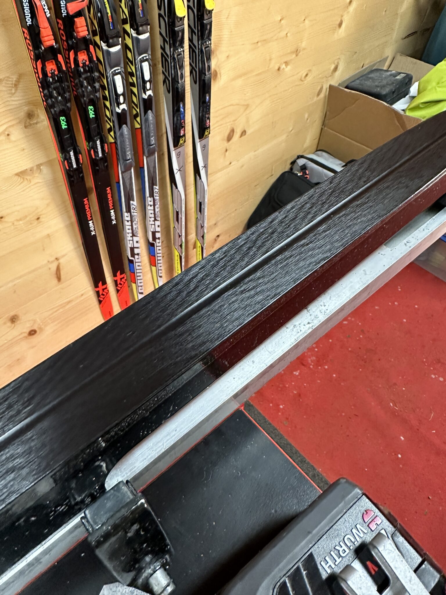 Dream fulfiller: Always fast skis with the right hand structure and ...